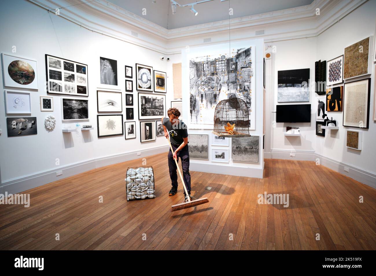 Die letzten Vorbereitungen werden vor der jährlichen Open Exhibition 169 in der Galerie der ...