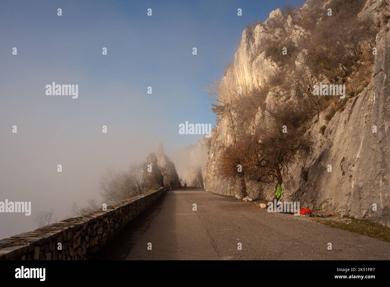Wunderbarer Blick auf die Landschaft von Triest, wo das Meer auf ...