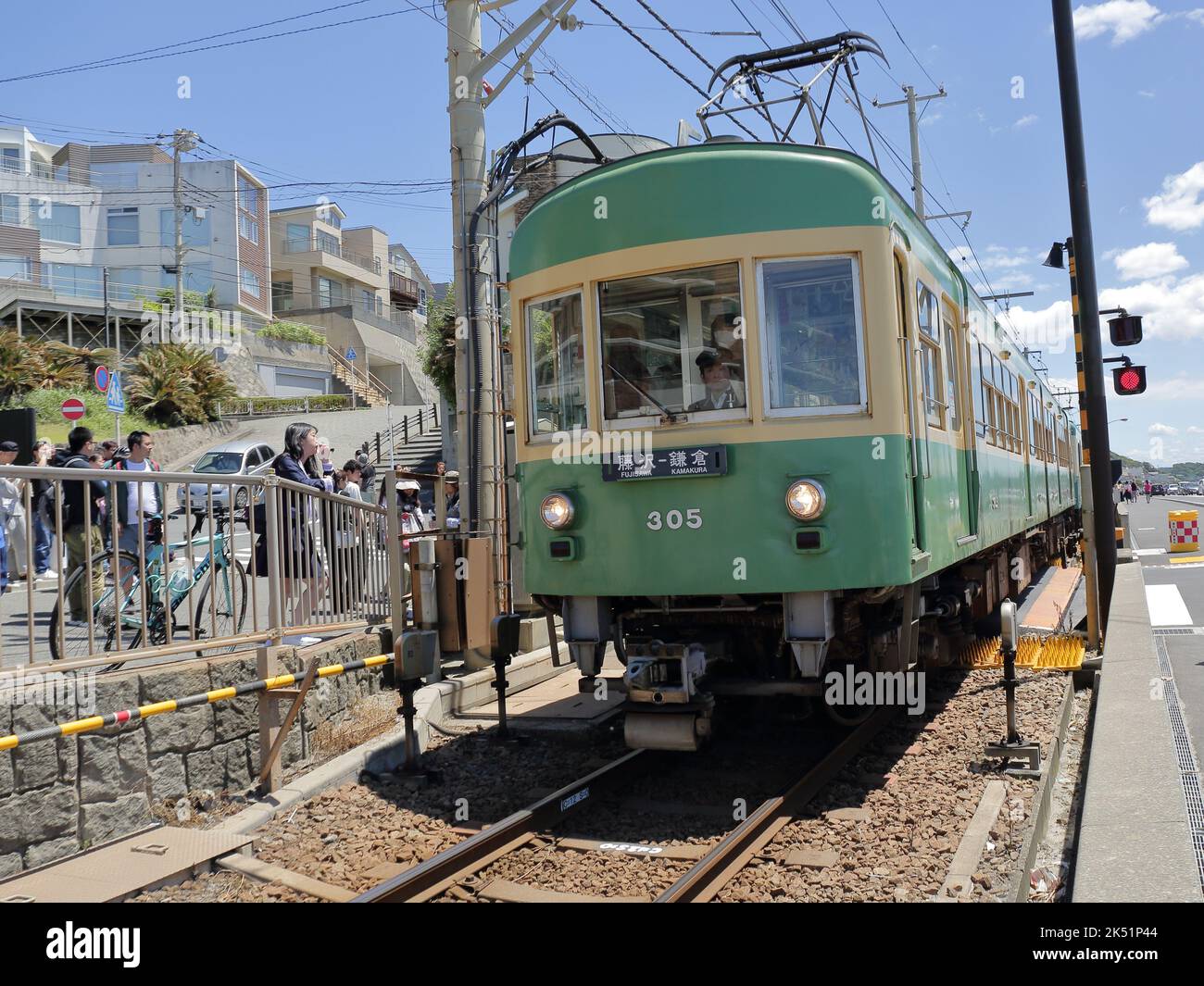 Der Zug der Enoshima Electric Railway passiert den Bahnübergang, wo ...