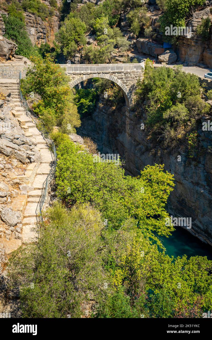 Alte Bogenbrücke über die Koprucay-Schlucht im Koprulu-Nationalpark in ...