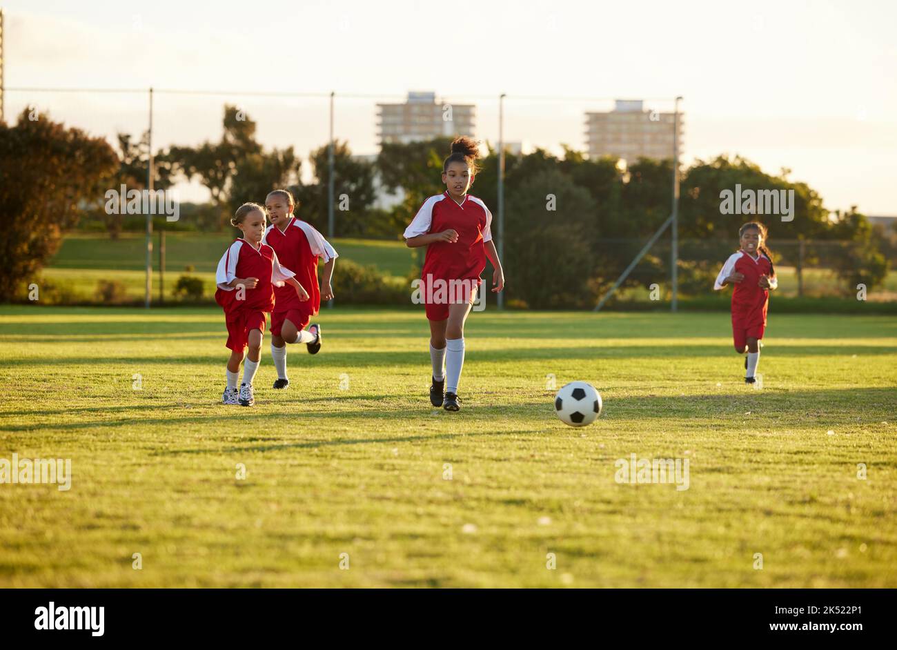 Sport-, Fitness- und Fußballtraining durch Mädchen-Team, das auf dem ...