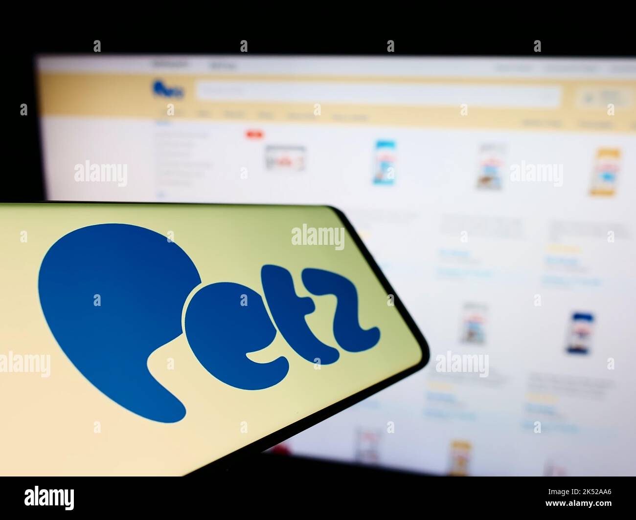 Mobiltelefon mit Logo von Pet Center Comercio Participacoes SA (Petz ...