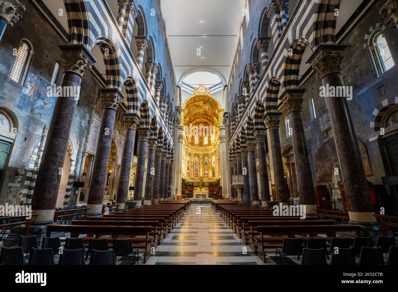 Zentralschiff der Kathedrale von Genua oder der Kathedrale von St. Lawrence, Genua. Genua ist ...