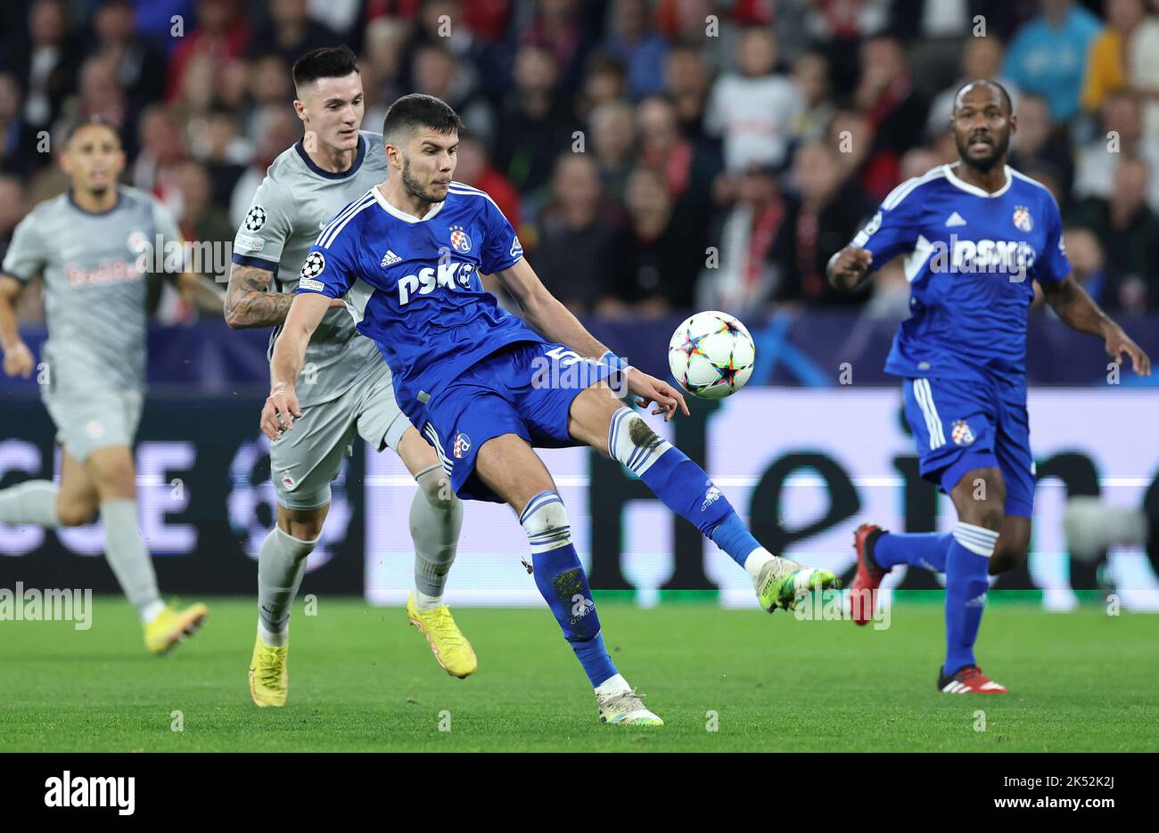 SALZBURG, ÖSTERREICH - 05. OKTOBER: Dino Peric vom GNK Dinamo Zagreb im ...