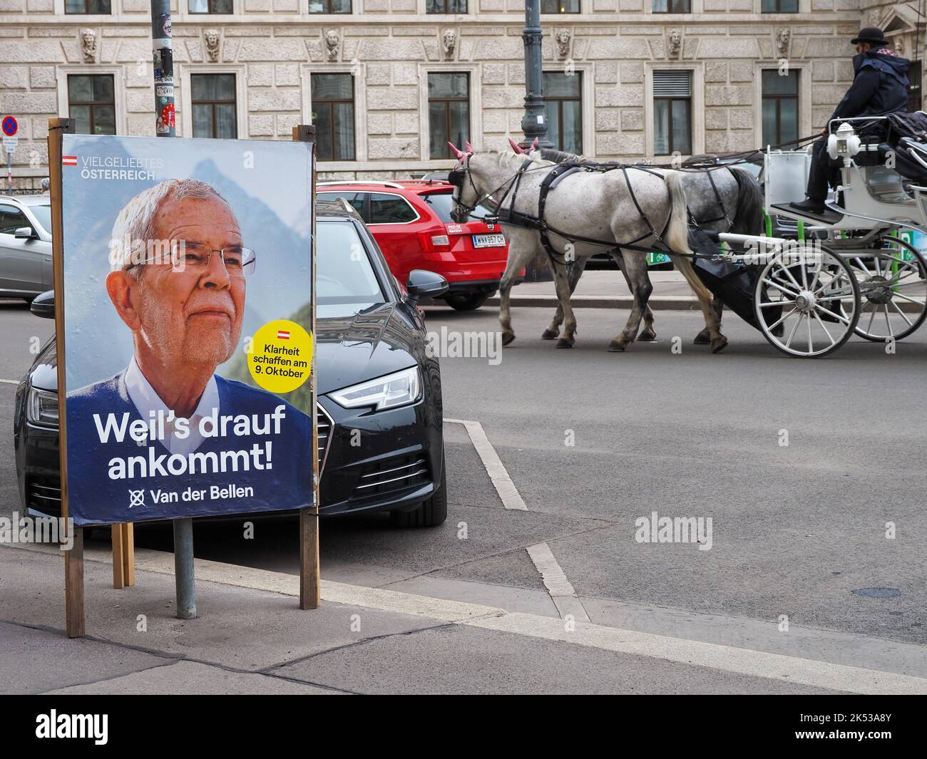 Wahlplakat des Amtsinhabers Alexander Van der Bellen zur Wahl des ...