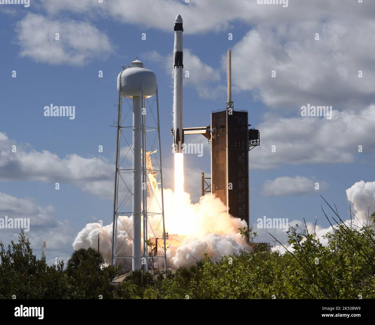 Eine SpaceX Falcon 9-Rakete startet am Mittwoch, den 5. Oktober 2022 ...