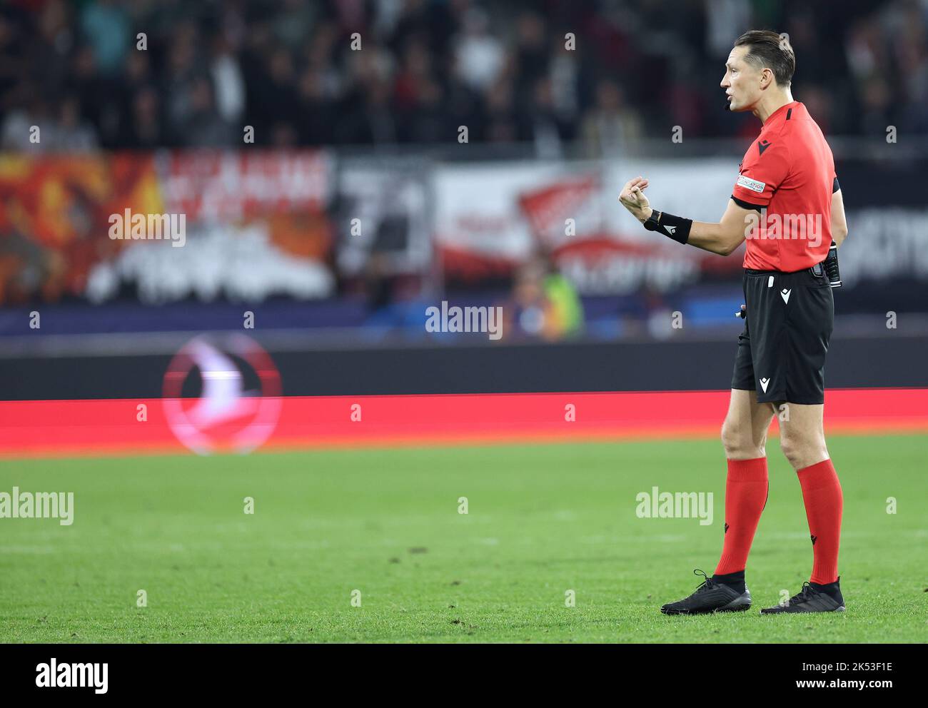 SALZBURG, ÖSTERREICH - 05. OKTOBER: Schiedsrichter Andris Treimanis aus ...