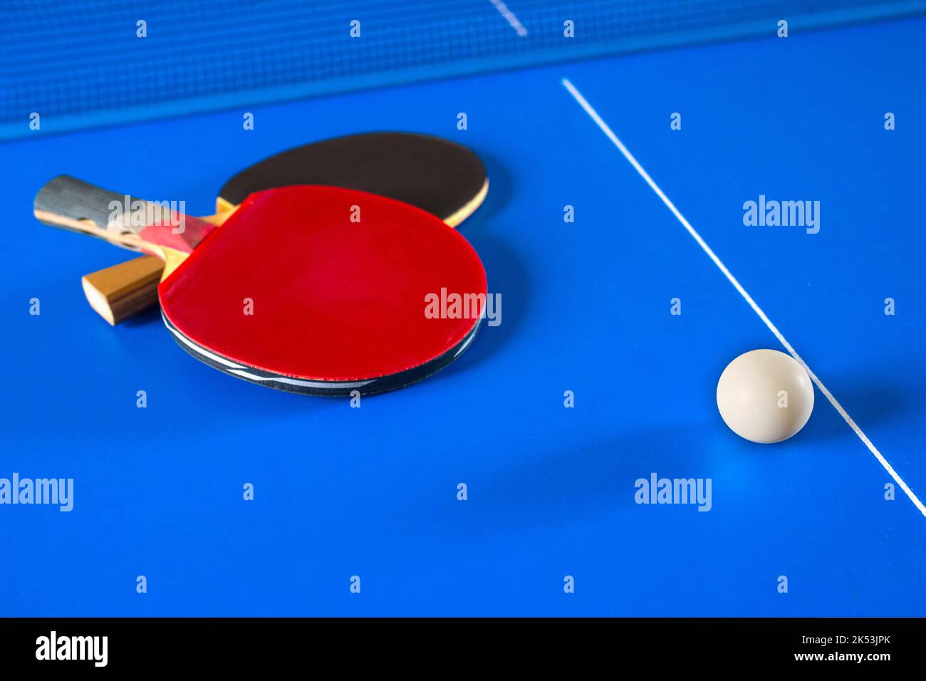 Sportspiele in Ping Pong. Schläger für Tischtennis und einen Ball auf ...
