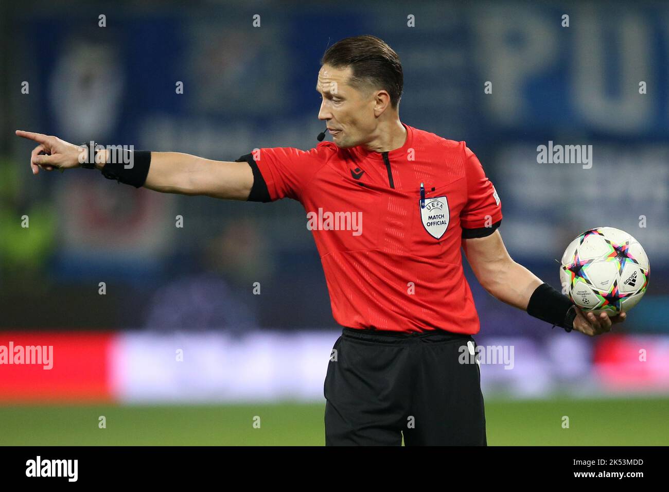 SALZBURG, ÖSTERREICH - 05. OKTOBER: Schiedsrichter Andris Treimanis aus ...