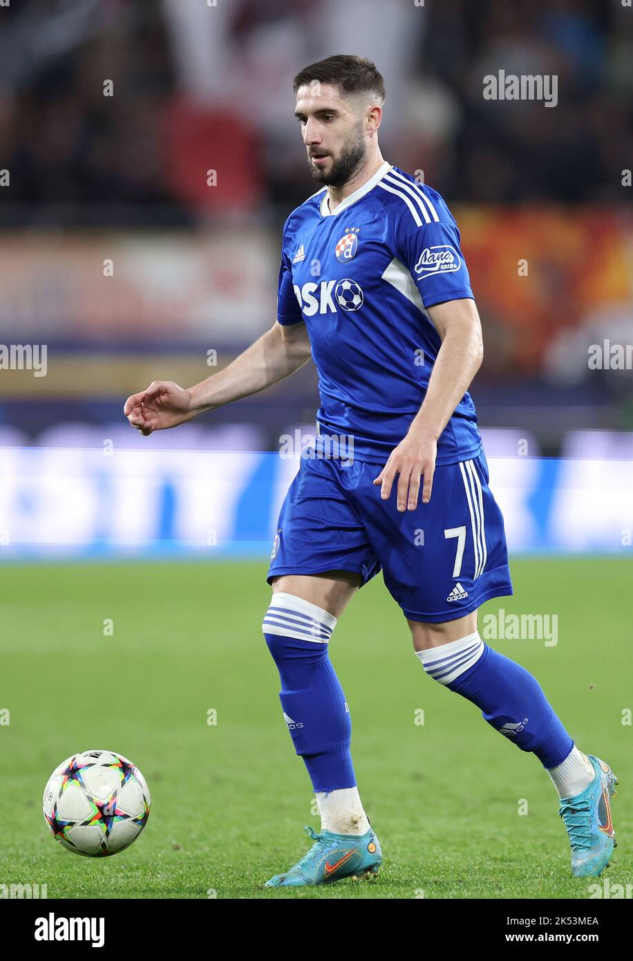 SALZBURG, ÖSTERREICH - 05. OKTOBER: Luka Ivanusec vom GNK Dinamo Zagreb ...