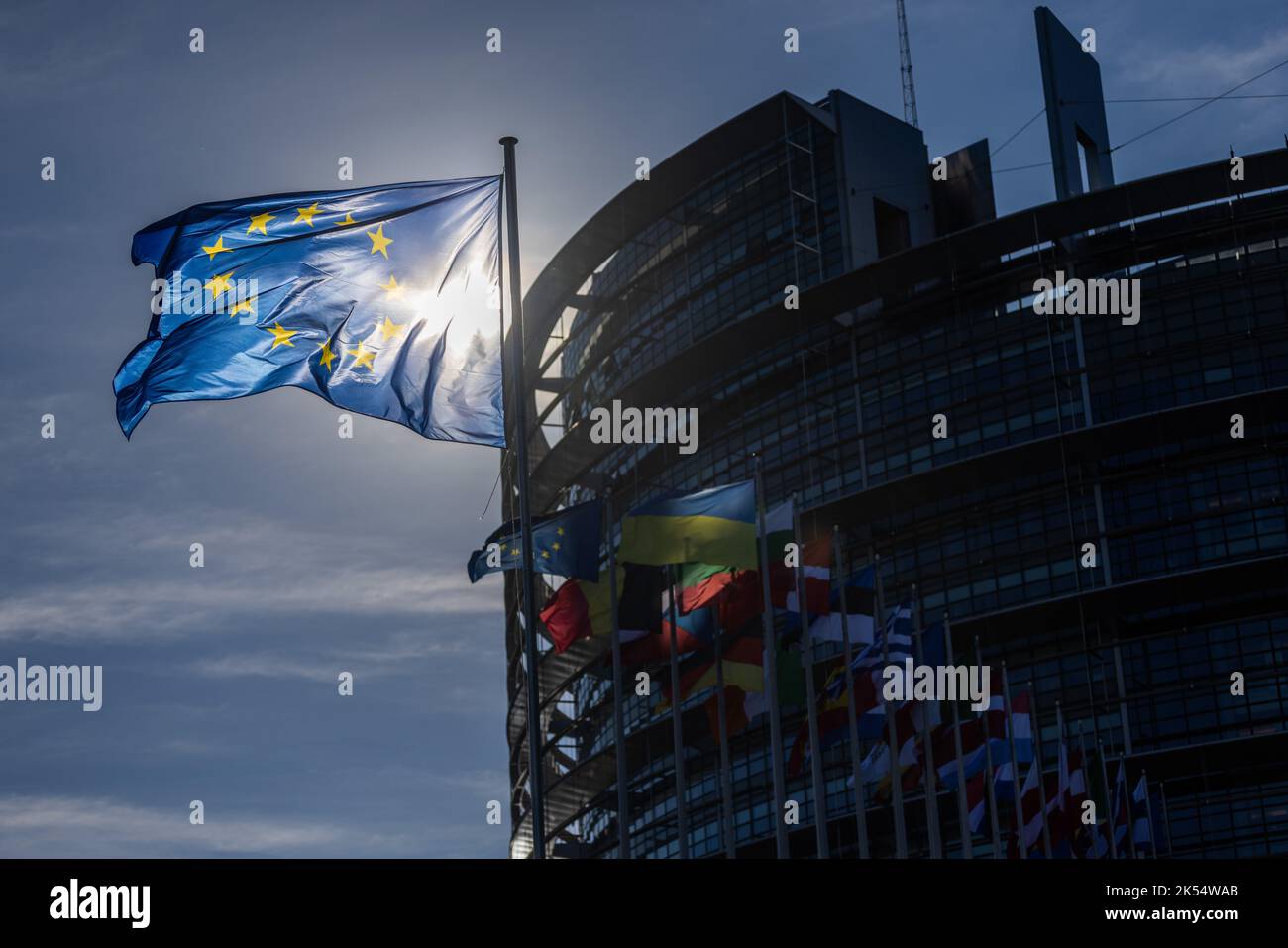 05. Oktober 2022, Frankreich, Straßburg: Die Flaggen der Europäischen ...