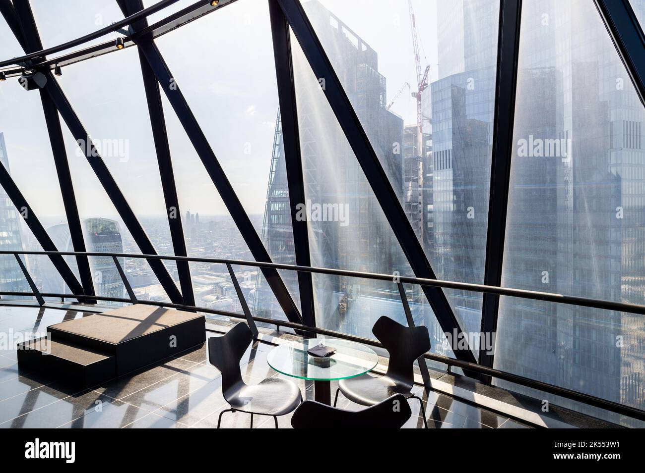 Das Innere der Glaskuppel ganz oben im Gherkin-Gebäude, 30 St. Mary Axe ...
