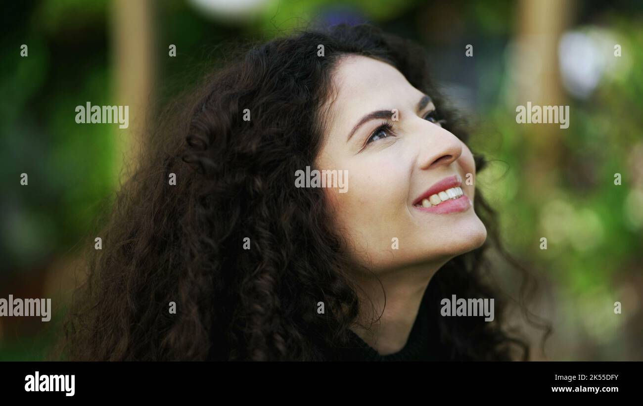 Die treue junge Frau blickt aus der Nähe auf den Himmel und betrachtet ...