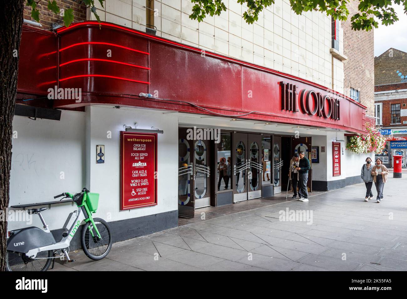 The Coronet, ein Fomer-Kino, jetzt ein J D Wetherspoon-Pub, an der Holloway Road in North London ...