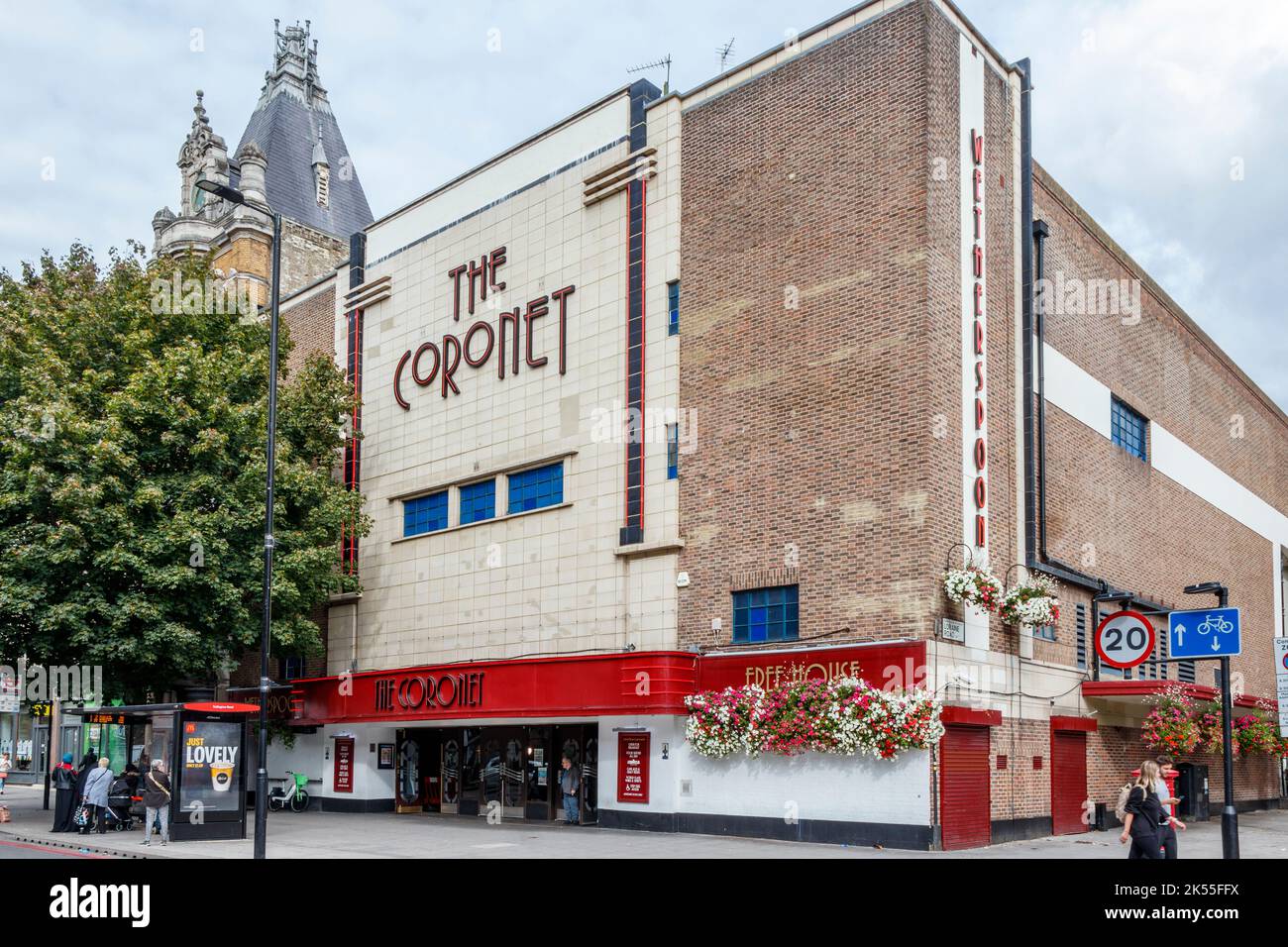 The Coronet, ein Fomer-Kino, jetzt ein J D Wetherspoon-Pub, an der Holloway Road in North London ...