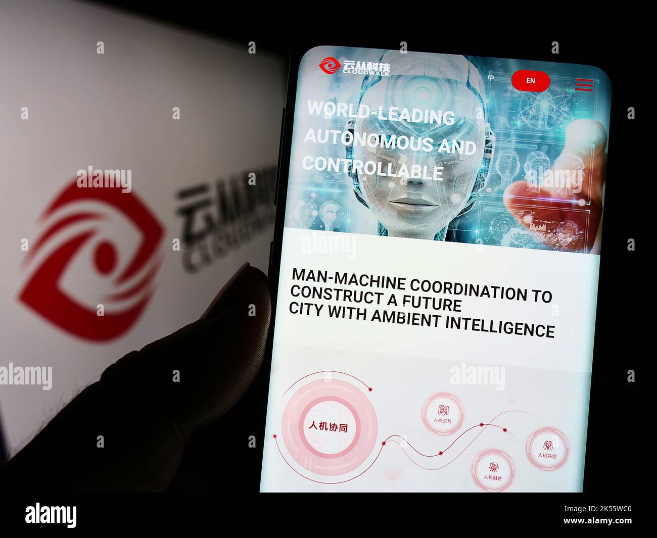 Person hält Handy mit Website der chinesischen Firma CloudWalk ...
