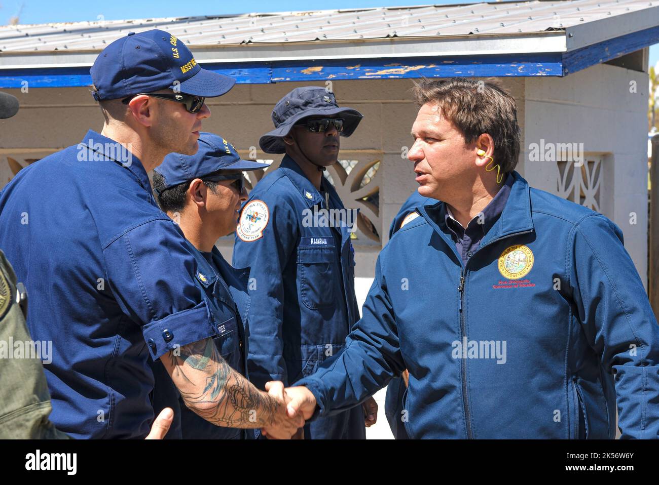 Florida Gouverneur Ron DeSantis (r) schüttelt sich die Hände mit der ...
