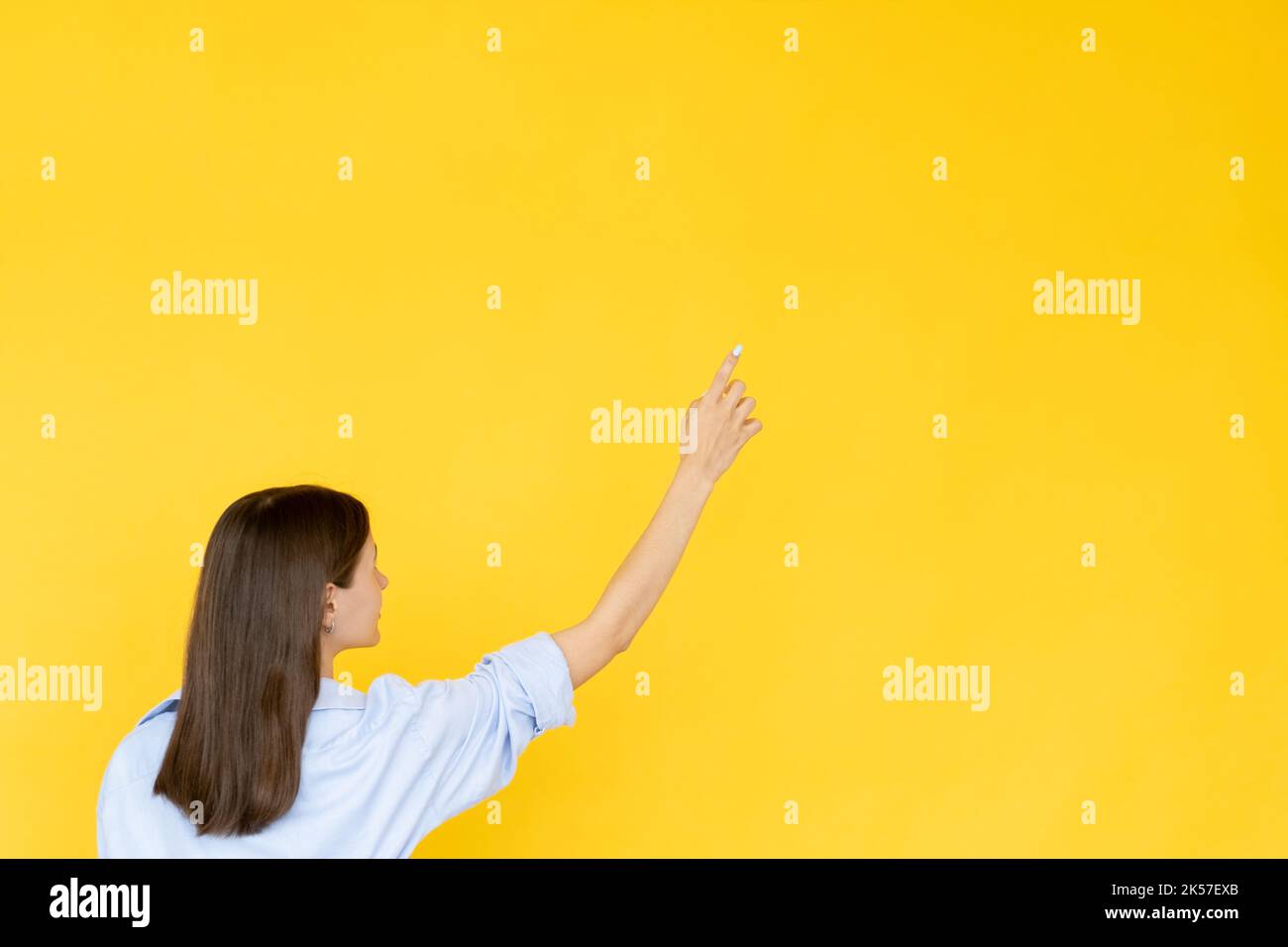 Die zeigende dame -Fotos und -Bildmaterial in hoher Auflösung – Alamy