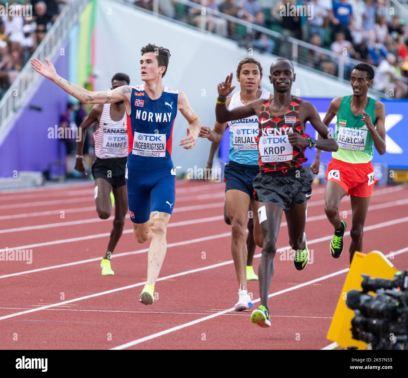 Jakob Ingebrigtsen aus Norwegen und Jacob Krop aus Kenia, die bei den ...