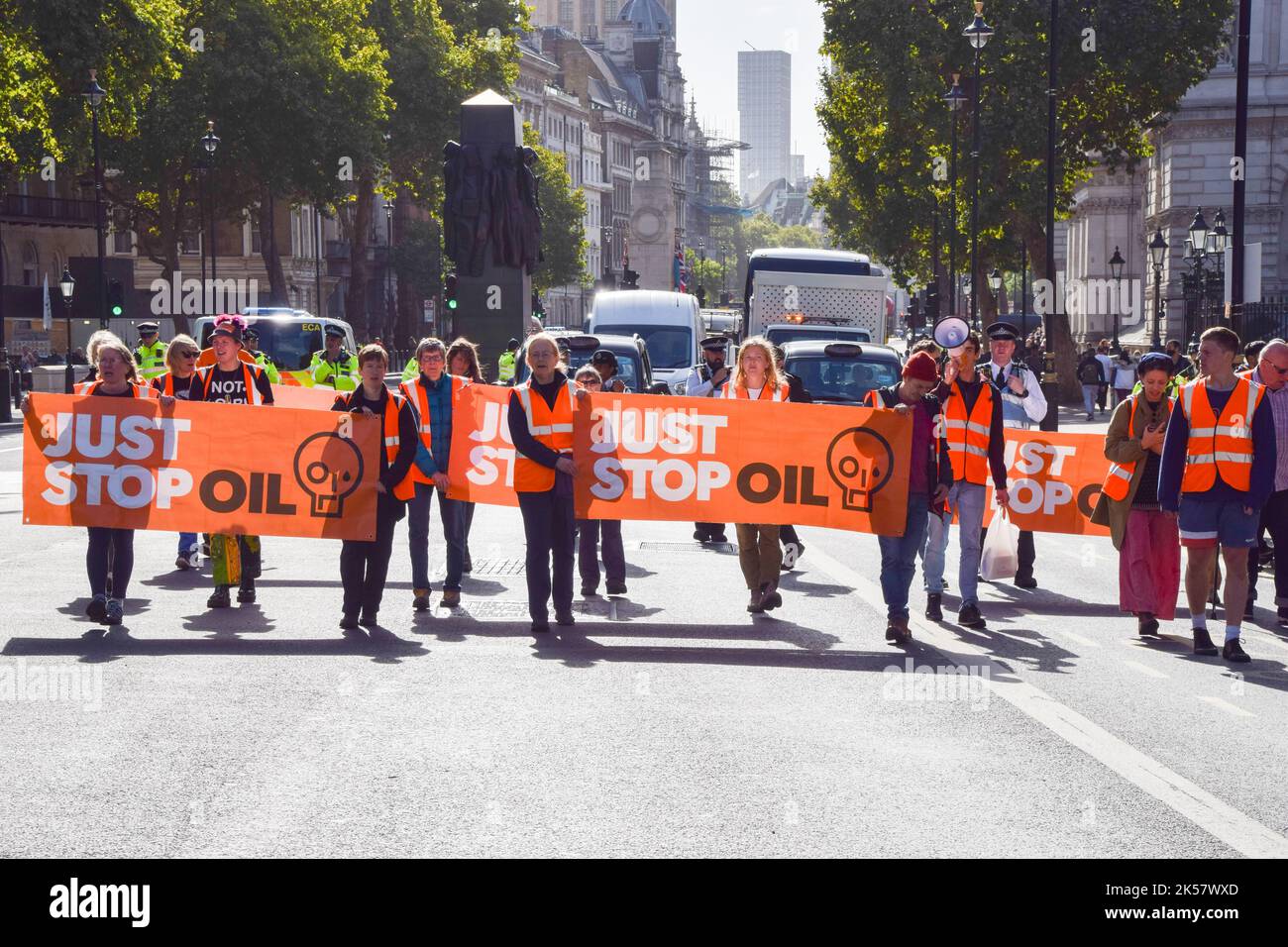 Aktivisten mit „Just Stop Oil“-Transparenten marschieren während der ...