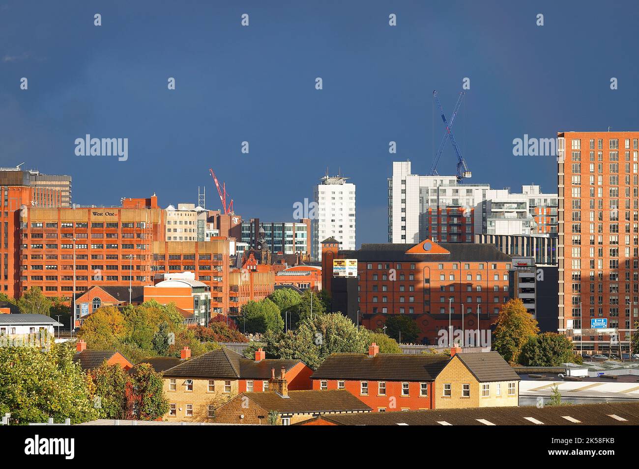 Blick auf das Stadtzentrum von Leeds von Armley aus. Das helle Gebäude ...