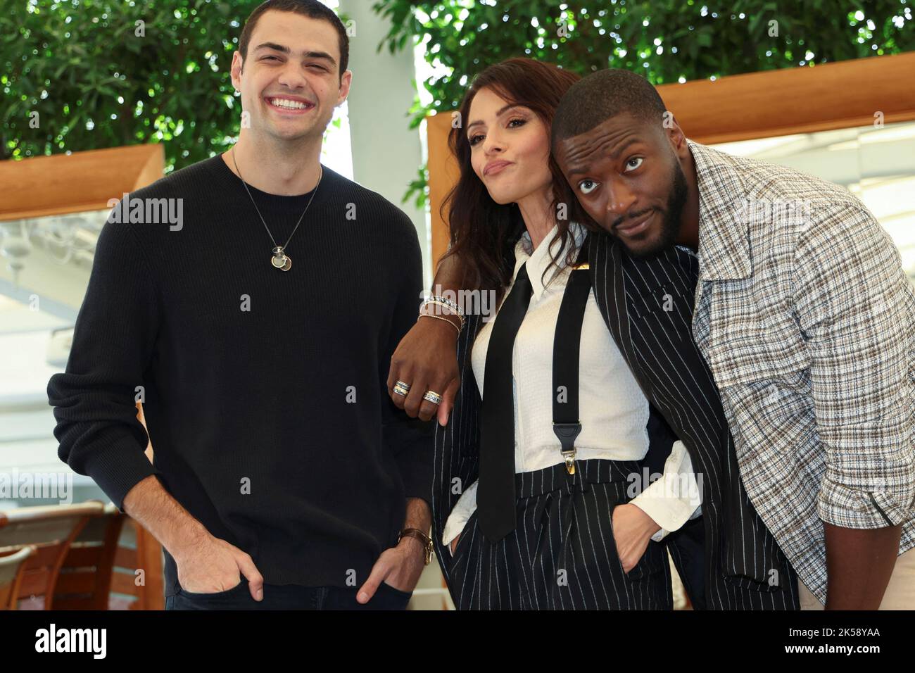 Die Schauspielerinnen Noah Centineo Sarah Shahi Und Aldis Hodge Nehmen