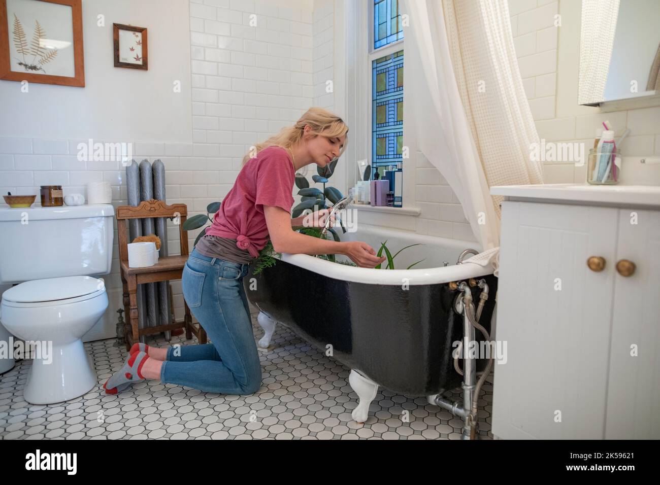 Volle badewanne -Fotos und -Bildmaterial in hoher Auflösung – Alamy
