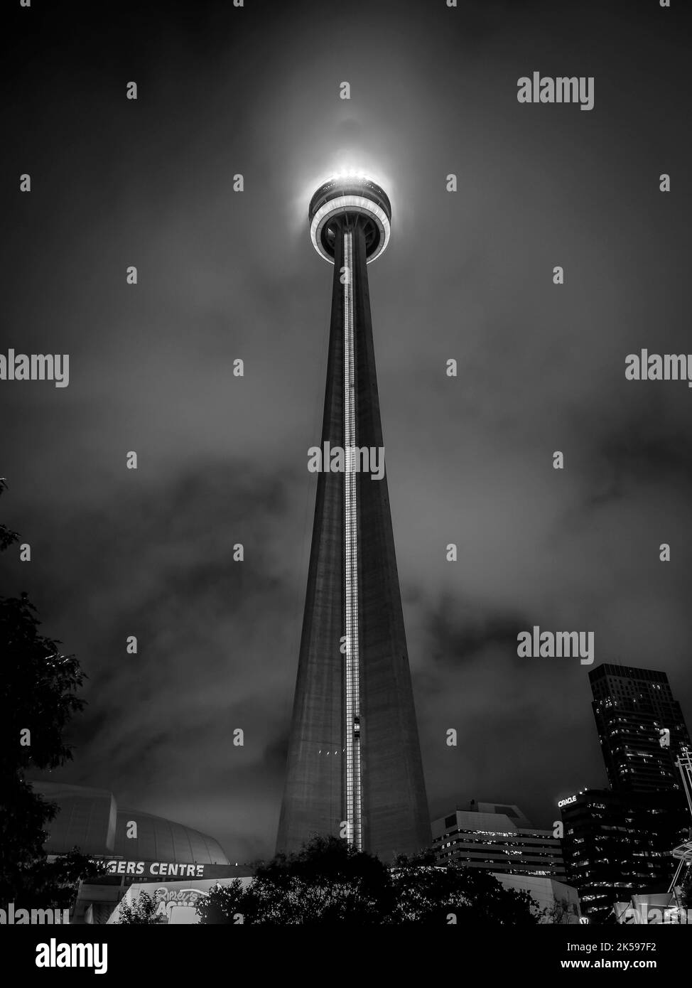 Cn tower nacht Schwarzweiß-Stockfotos und -bilder - Alamy
