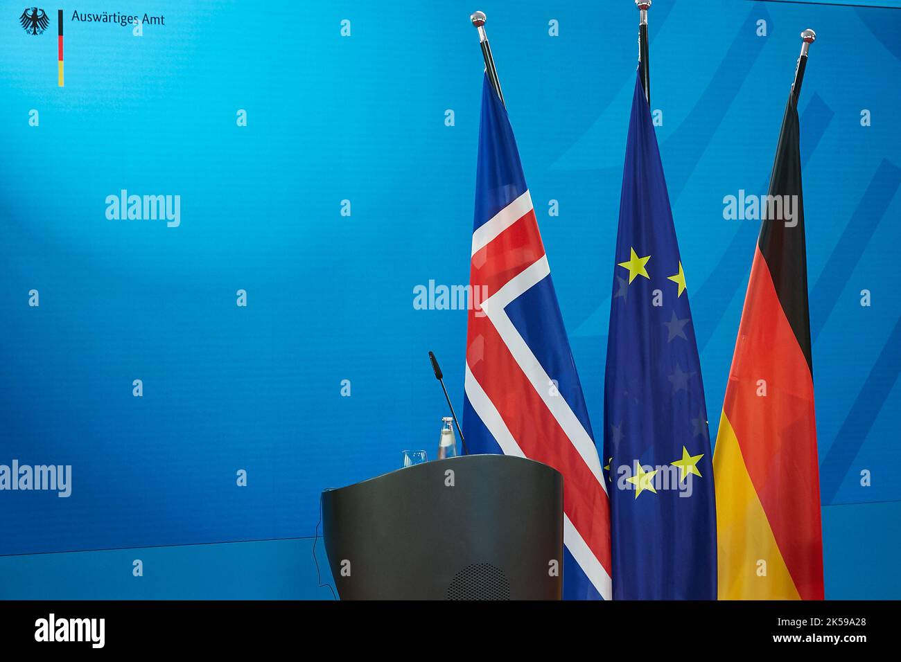 23.08.2022, Deutschland, Berlin, Berlin - die Nationalflaggen Islands ...