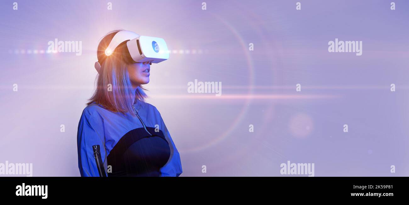 Frau verwendet ein Virtual-Reality-Headset. Konzept der virtuellen ...