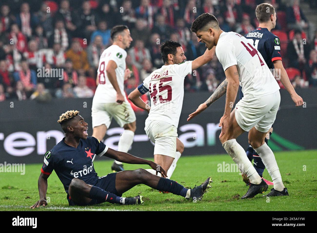 Sk slavia praha gegen cfr 1907 kluz -Fotos und -Bildmaterial in hoher ...