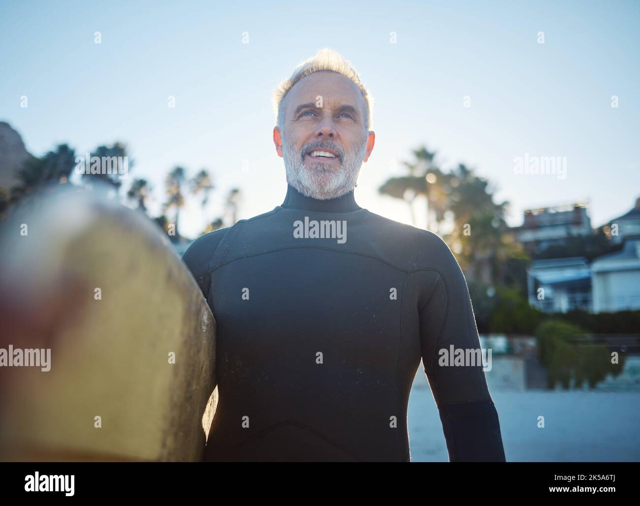 Strand, Surfer und alter Mann auf See bereit, im Sommerurlaub in seinem ...