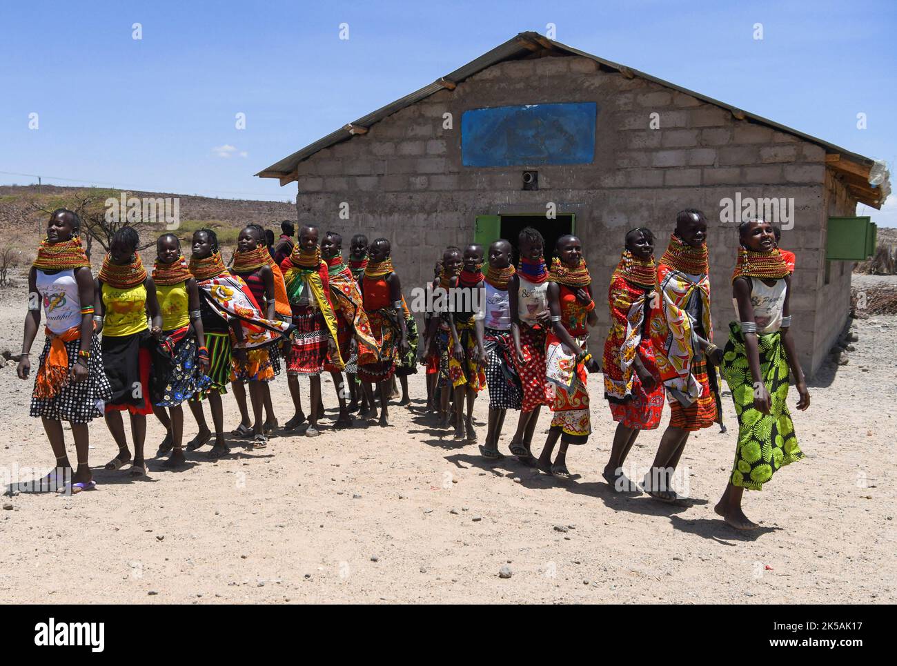 Mädchen aus dem Stamm der Turkana tanzen vor einer provisorischen ...