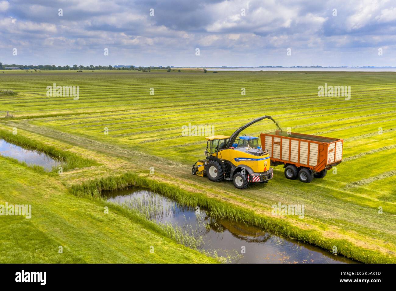 Traktor harvester federschnitt -Fotos und -Bildmaterial in hoher ...