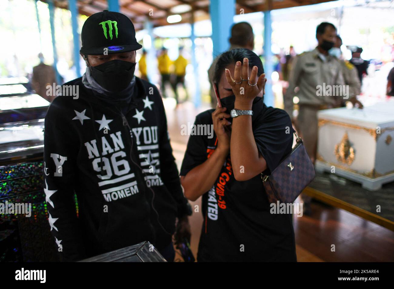 Angehörige der Opfer trauern am Sri Uthai-Tempel im Bezirk Na Klang ...