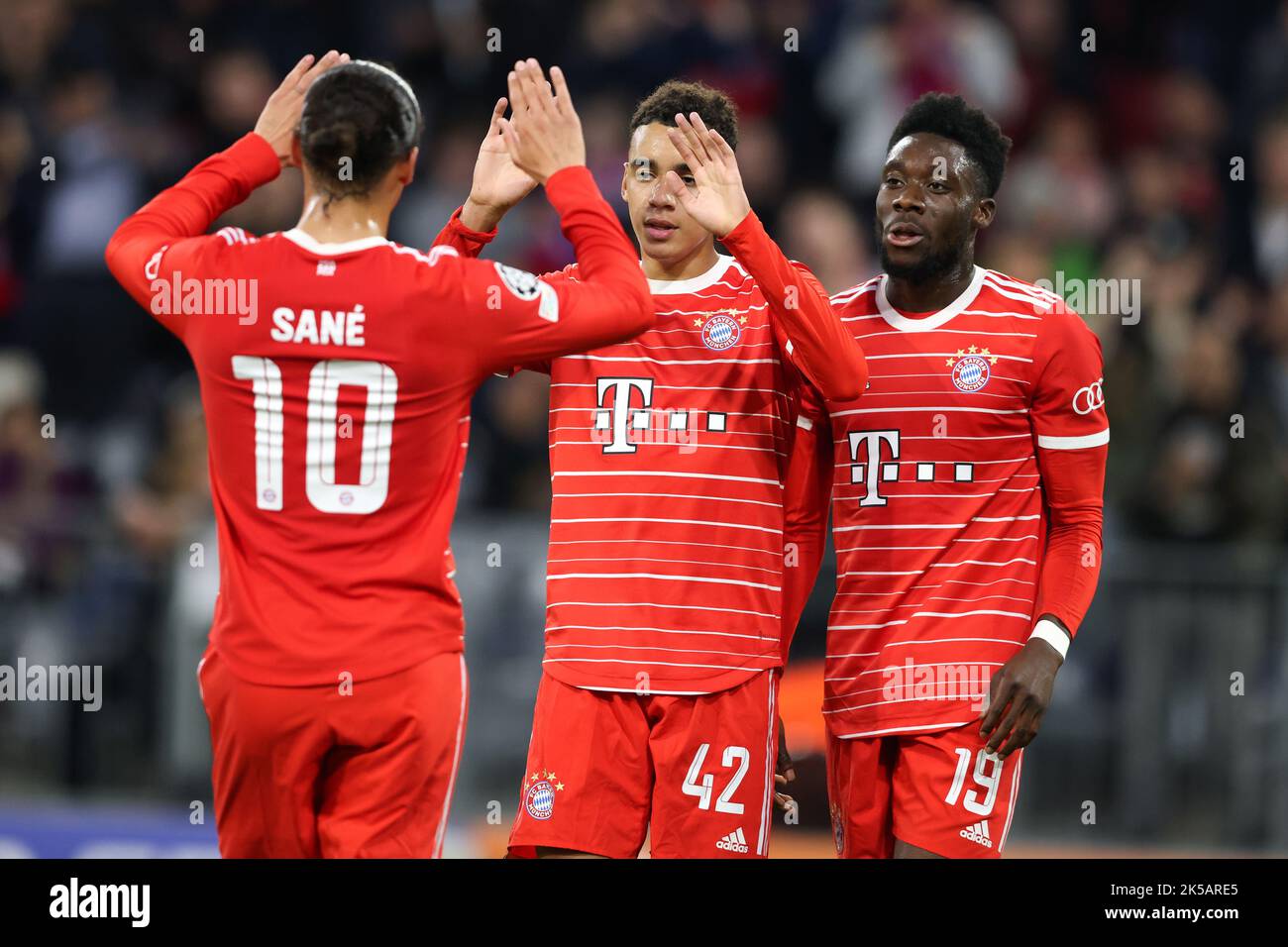 Jamal Musiala von Bayern München Leroy Sane von Bayern München Alphonso ...