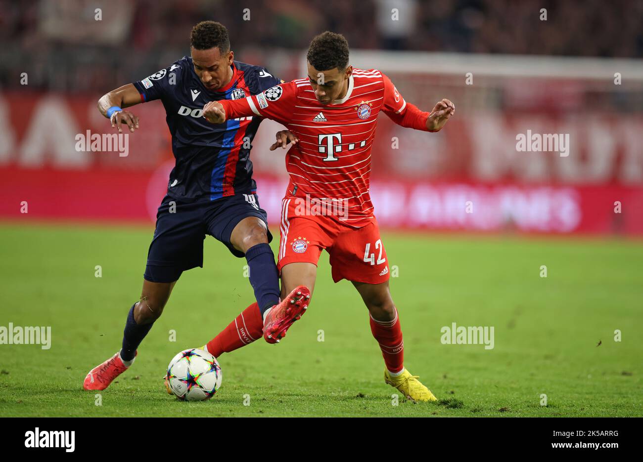 Jamal Musiala von Bayern München Jhon Mosquera von Viktoria Plzen FC Bayern MŸnchen - Viktoria ...