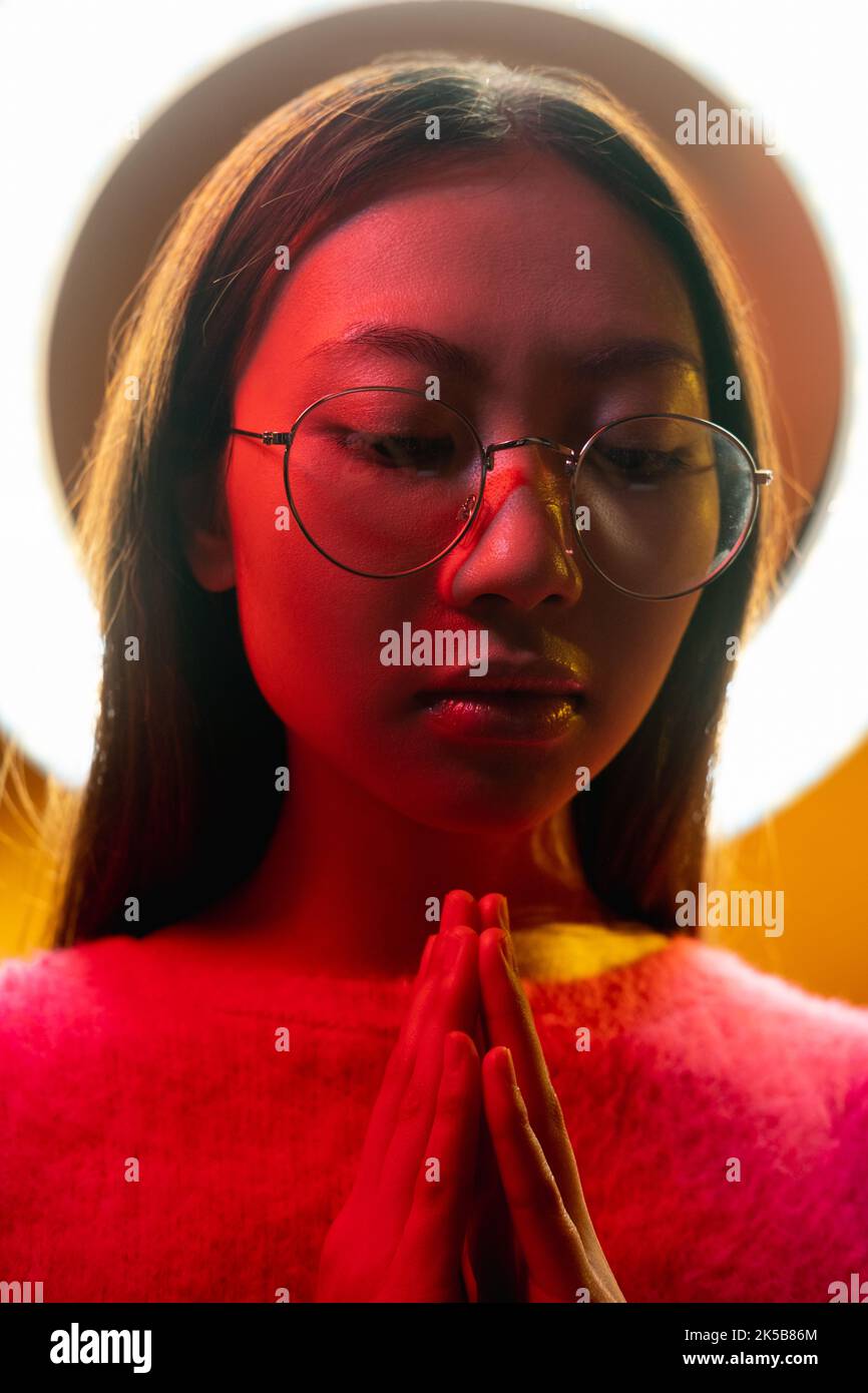 Neonlicht gesicht -Fotos und -Bildmaterial in hoher Auflösung – Alamy