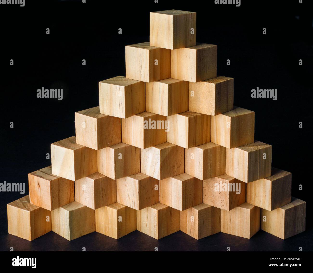 Wooden pyramid -Fotos und -Bildmaterial in hoher Auflösung – Alamy