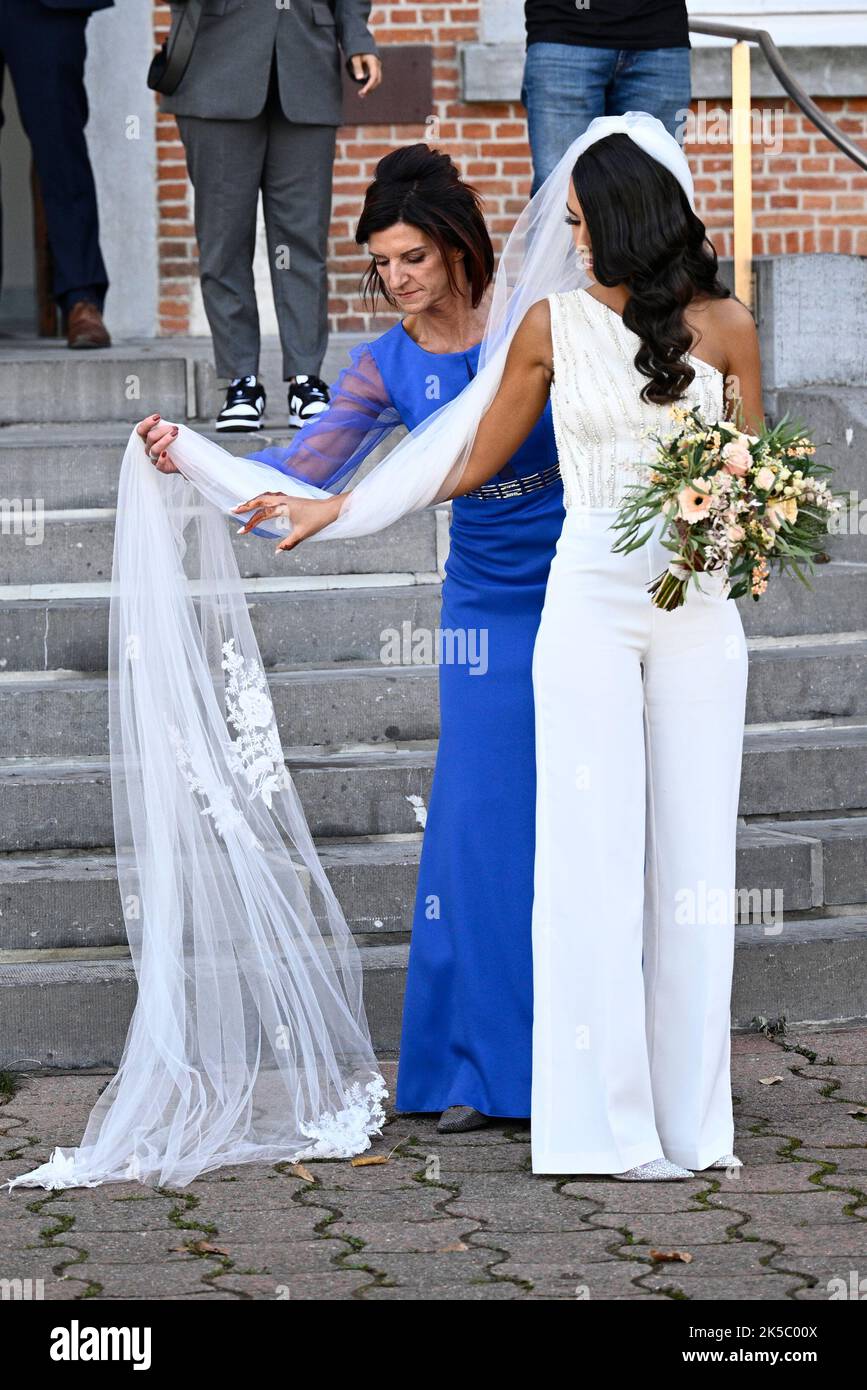 Remcos Mutter Agna Van Eeckhout hilft Evenepoels Partnerin Oumaima Oumi ...