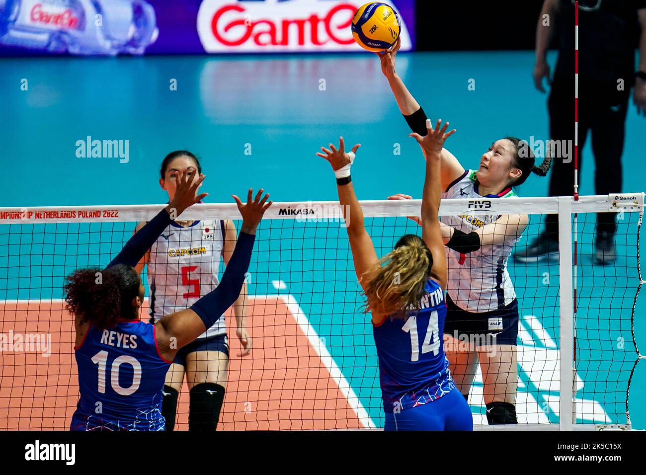 ROTTERDAM, NIEDERLANDE – 7. OKTOBER: Mayu Ishikawa aus Japan kippt den Ball während des Pool E ...