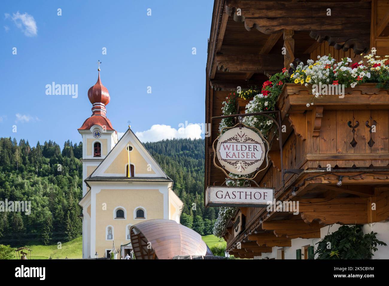 Blick vom Gasthof Wilder Kaiser auf die Pfarrkirche Going am Wilden ...