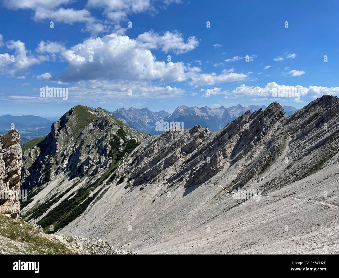 Blick vom Reither Joch über den Seefelder Höhenweg zur Seefelder Spitze ...