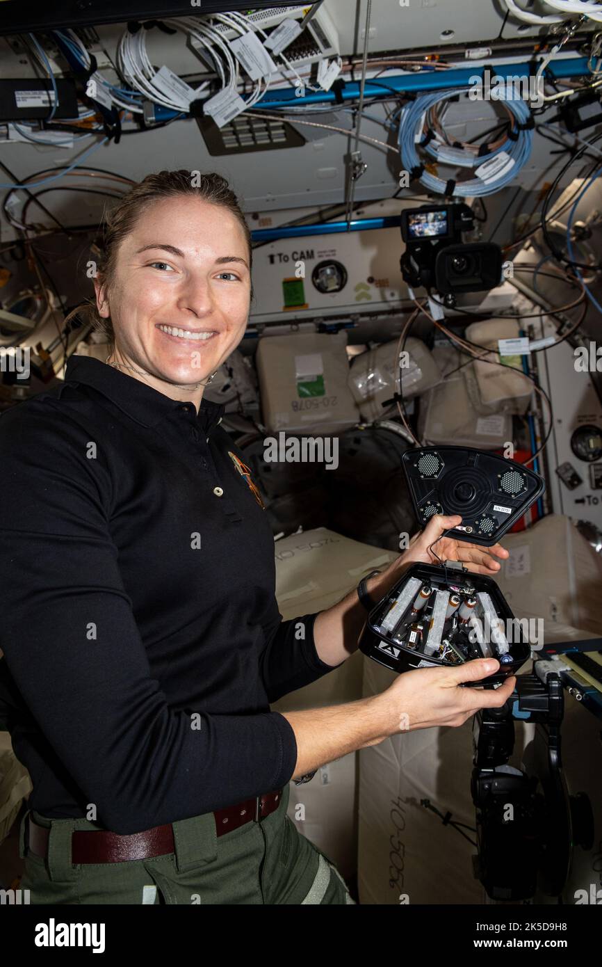 Die NASA-Astronautin Kayla Barron führt Operationen für die MVP-Plant ...