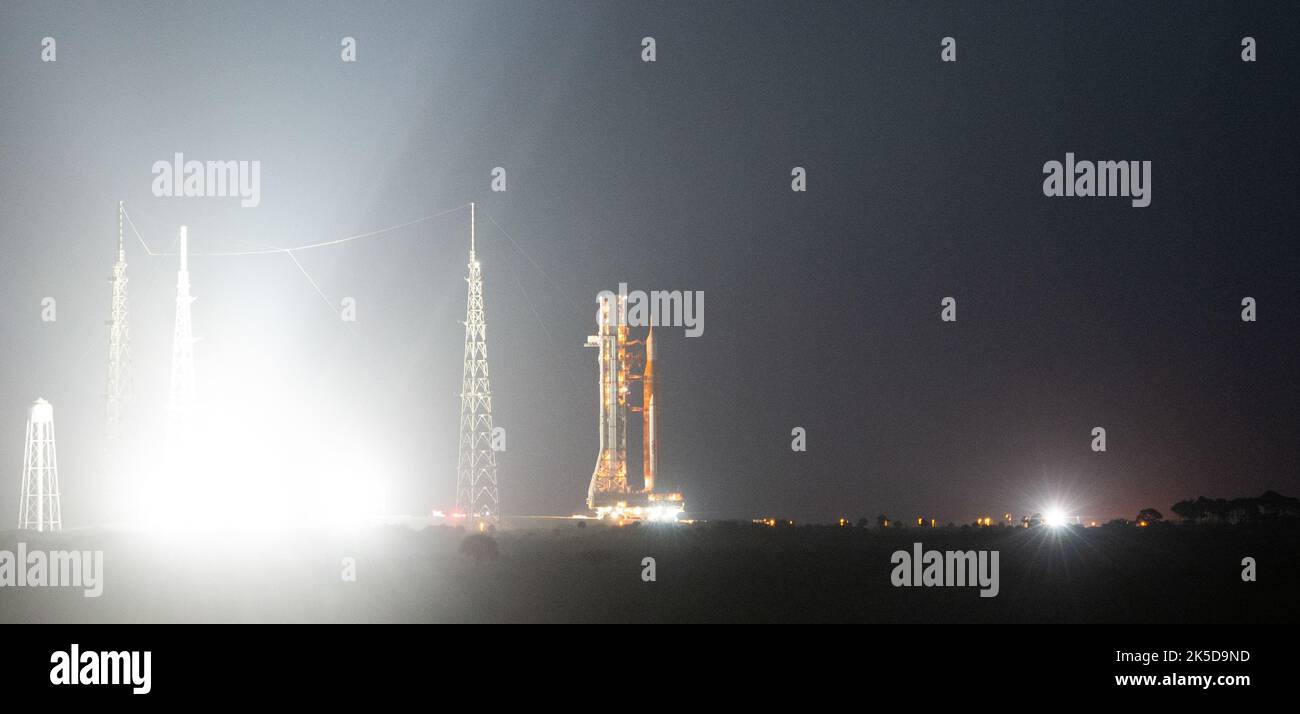 Die NASA-Rakete Space Launch System (SLS) mit der Orion-Sonde an Bord ...