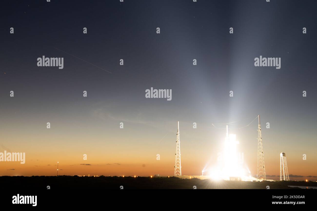 Bei dieser 30-Sekunden-Exposition wird die Internationale Raumstation ...