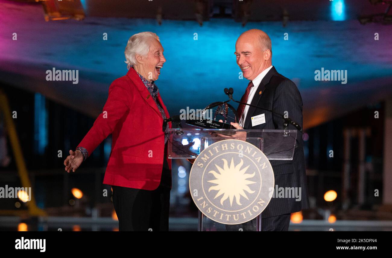 Wally Funk, links, nimmt die Michael Collins Trophy 2022 für Lebenswerk ...