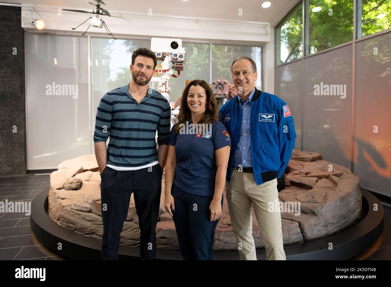 Von links werden am 6. Juni 2022 im Jet Propulsion Laboratory der ...