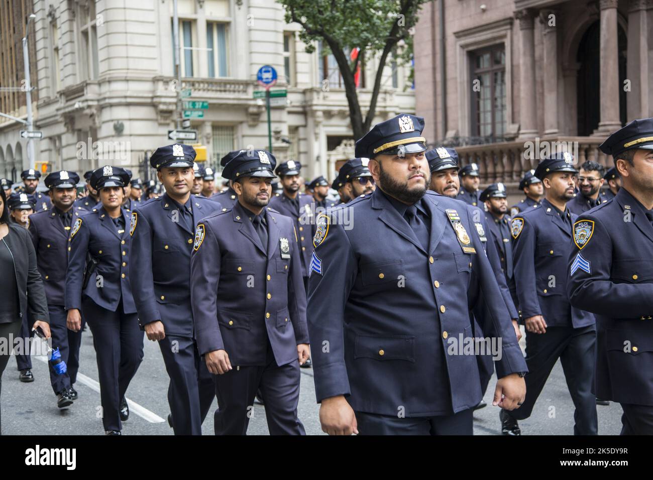 Die NYPD Muslim Officers Society marschieren stolz in der American ...