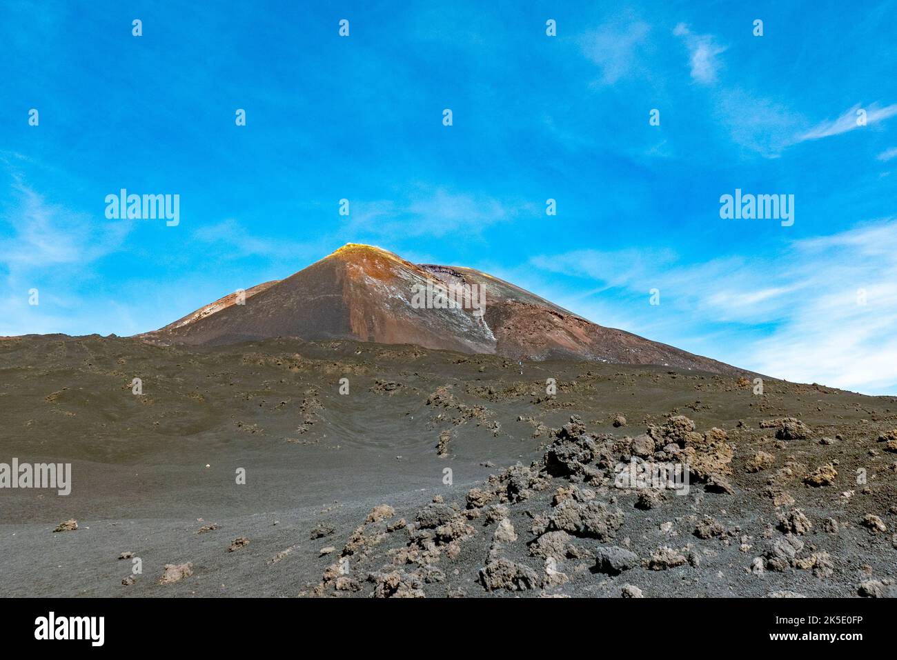 Blick von der Seilbahn Funivia del Etna auf den Vulkan Ätna. Sizilien ...